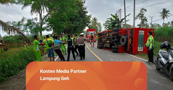 Hari Pertama Ops Krakatau 2025, Polres Lampung Timur Evakuasi Mobil Terguling | kumparan.com